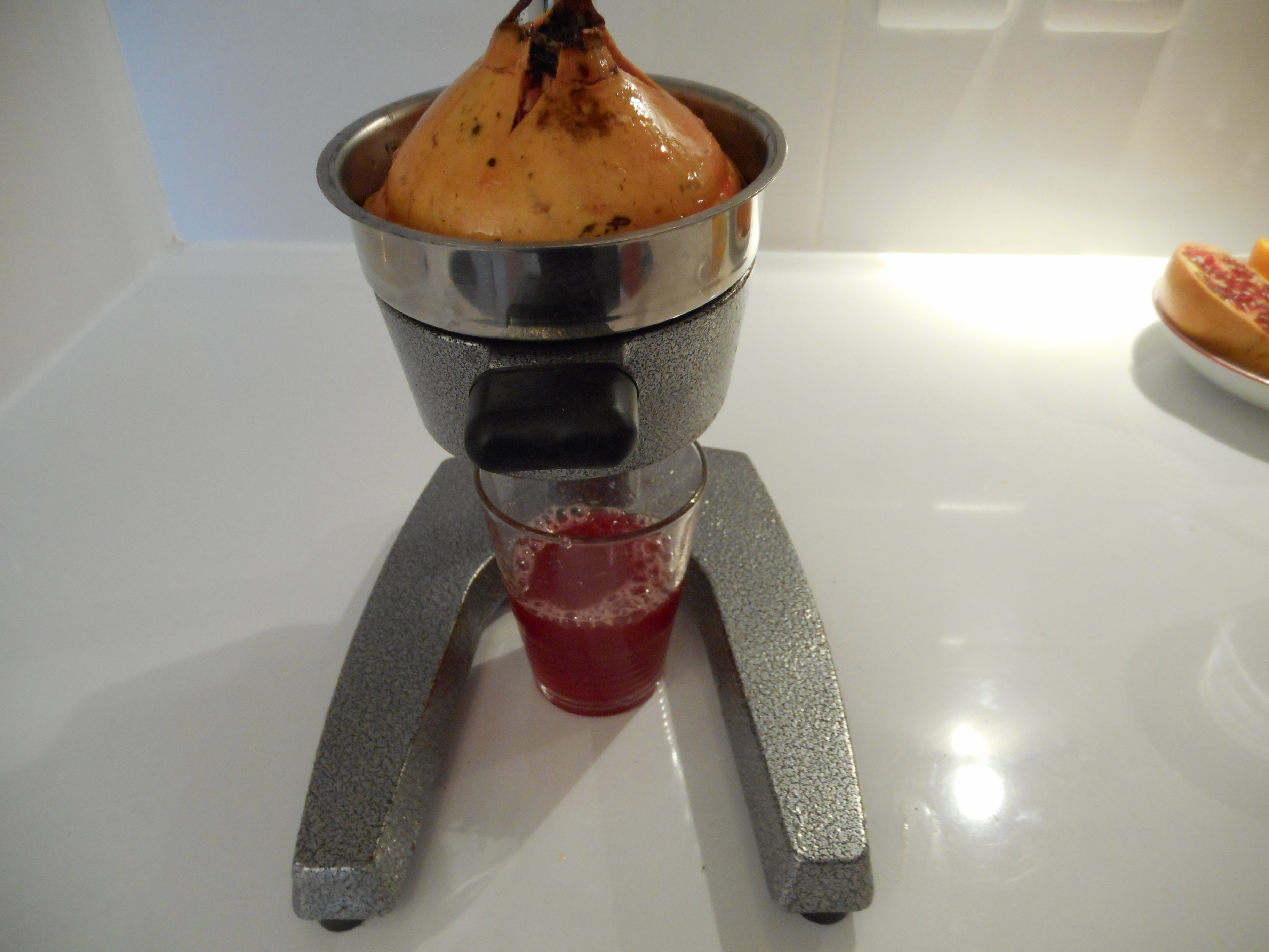 Un presse agrume manuel à levier pour conserver les enzymes de vos jus ...