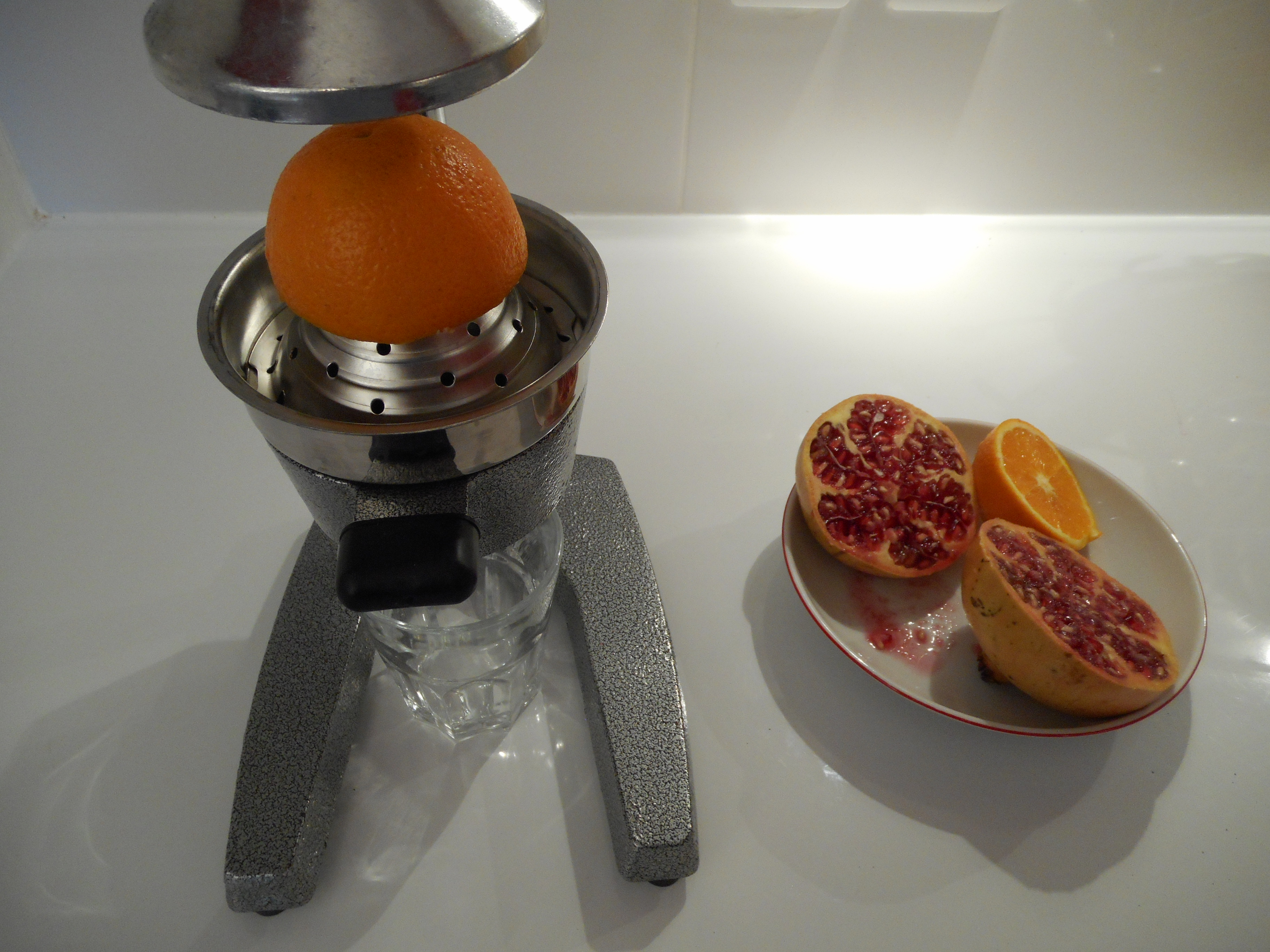 Un presse agrume manuel à levier pour conserver les enzymes de vos jus ...