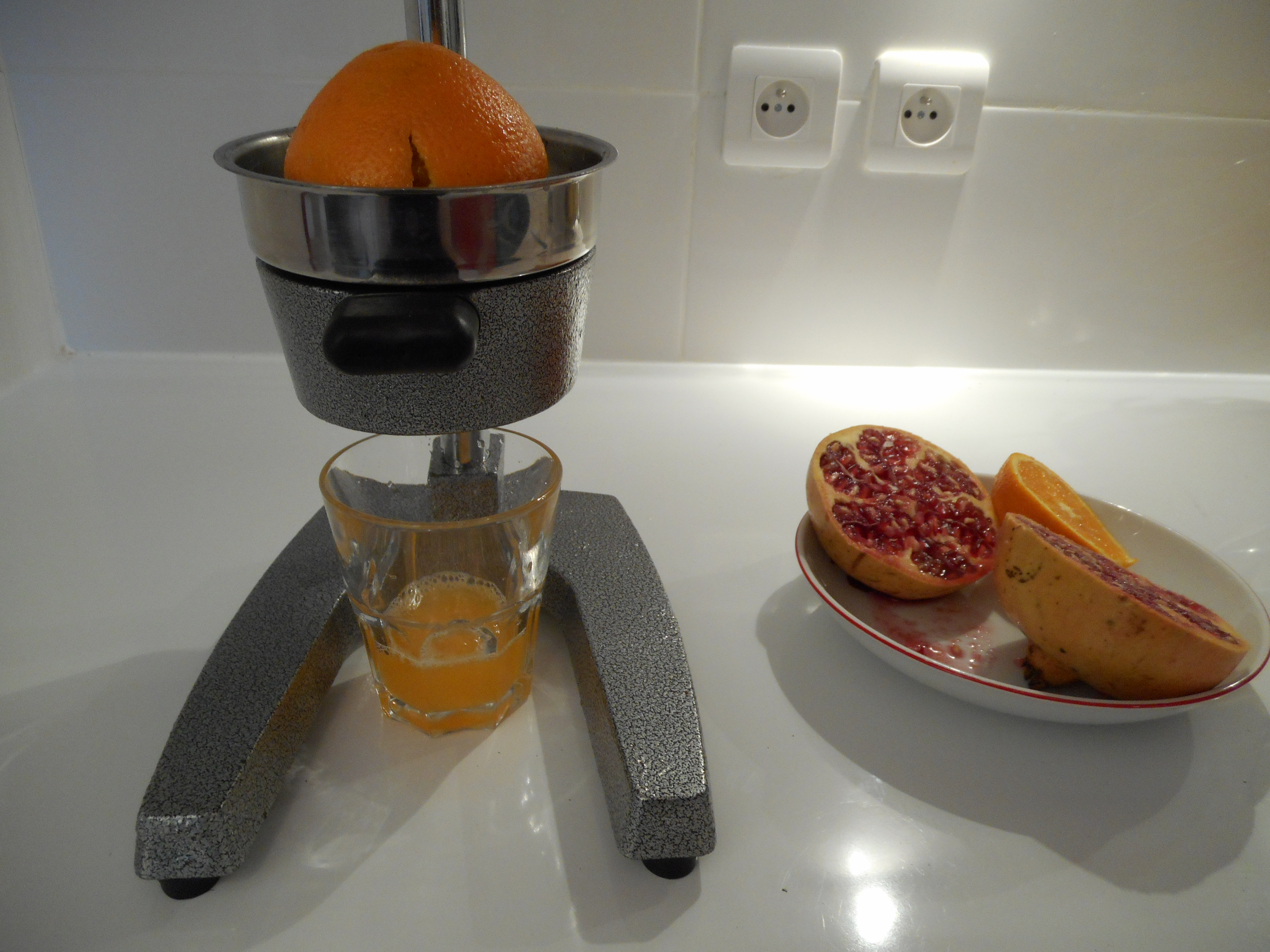 Un presse agrume manuel à levier pour conserver les enzymes de vos jus ...