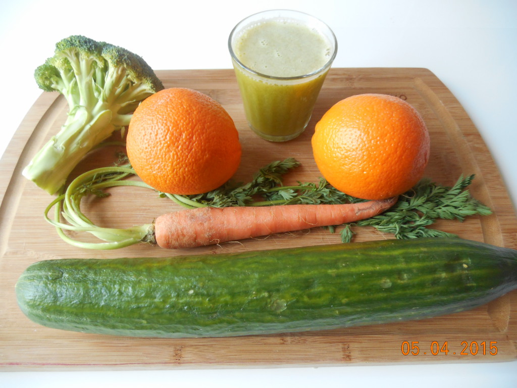 un jus vert de légumes aux oranges